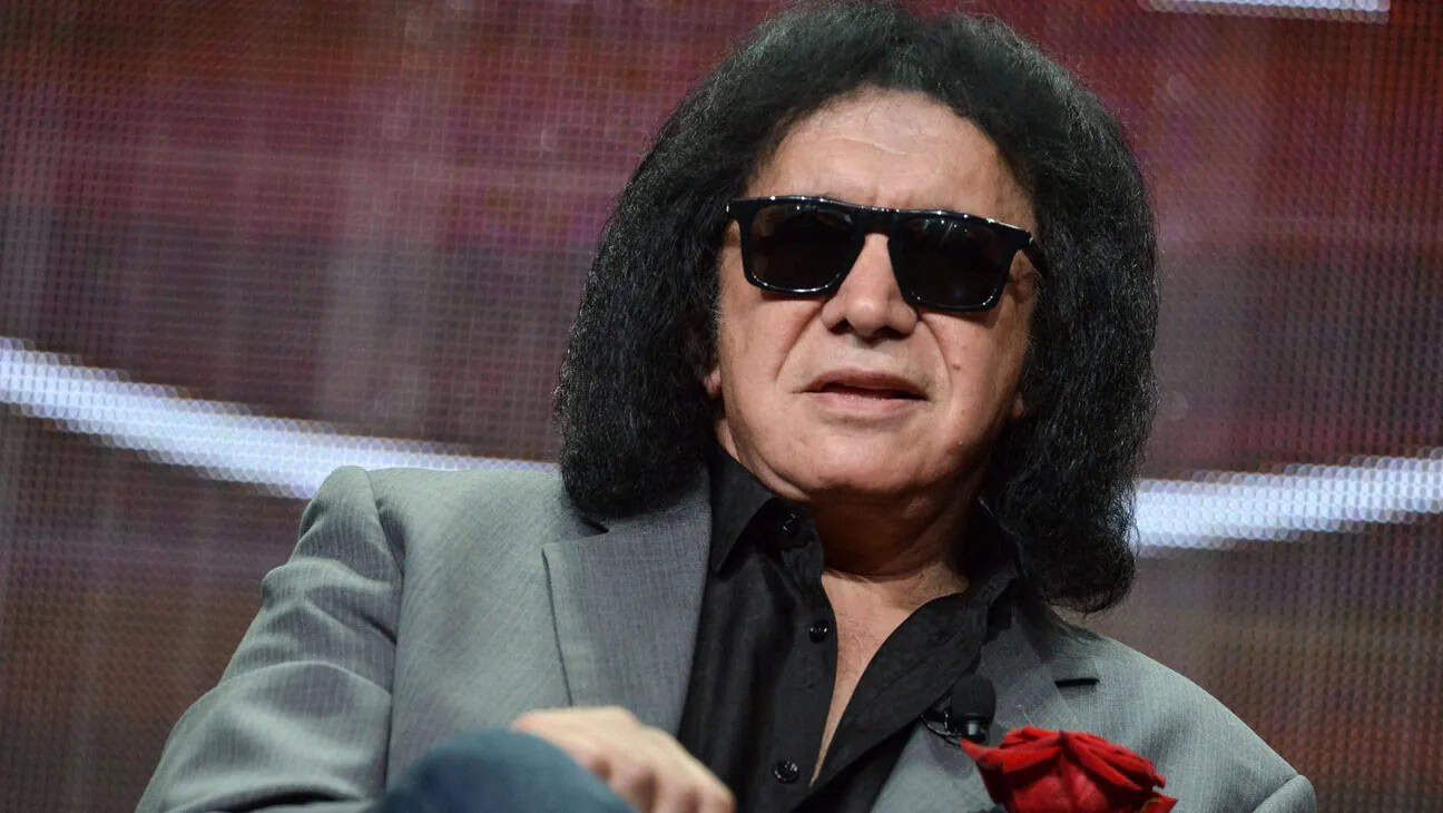 15 Celebrities Who Worked Unexpected Jobs Before Becoming Famous ...